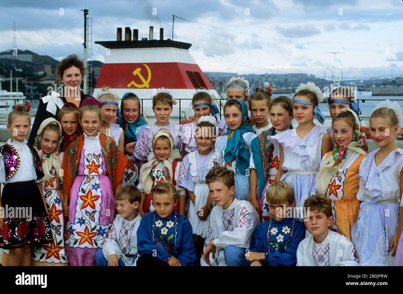 RUSSIA, VLADIVOSTOK, RUSSIAN CHILDREN FOLKLORE GROUP Stock Photo - Alamy