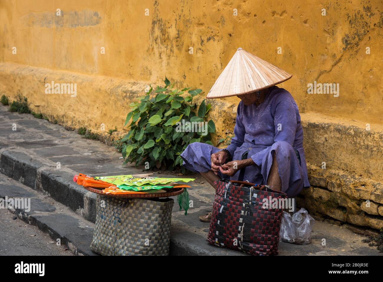 Vendor hat sell hi-res stock photography and images - Alamy