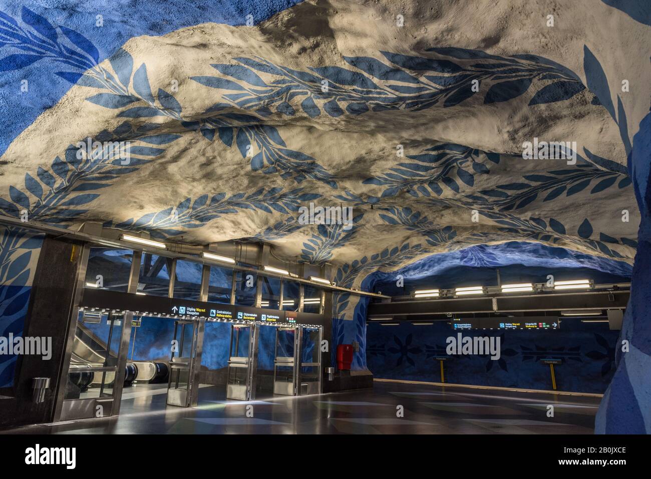 Empty underground subway platform hi-res stock photography and images ...