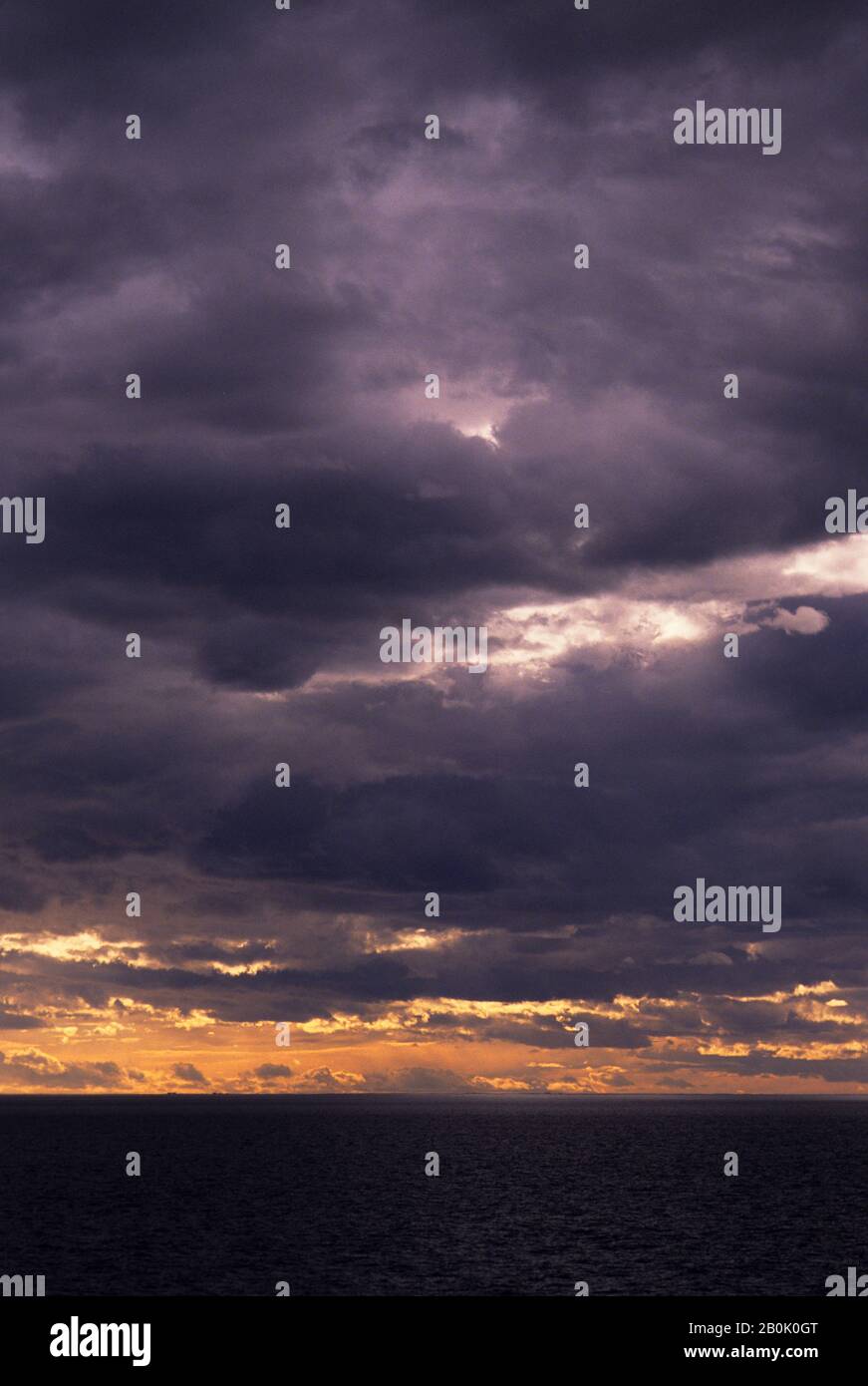Clouds over ocean hi-res stock photography and images - Alamy
