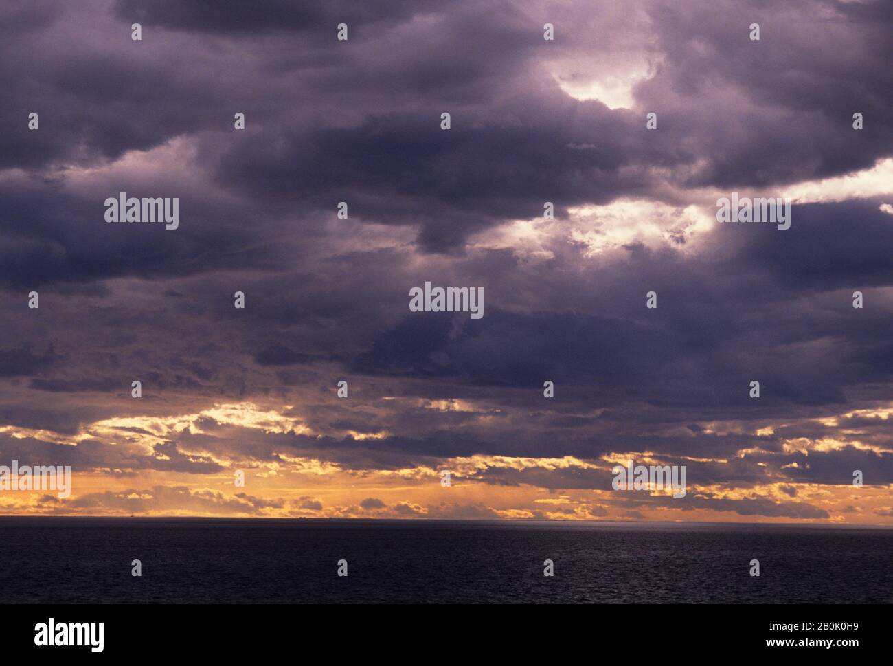 Clouds over ocean hi-res stock photography and images - Alamy