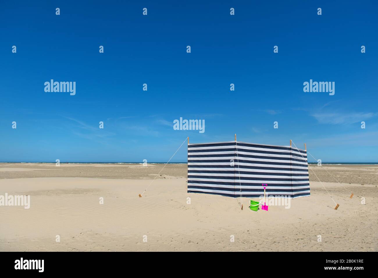 Blue beach wind screen hi-res stock photography and images - Alamy