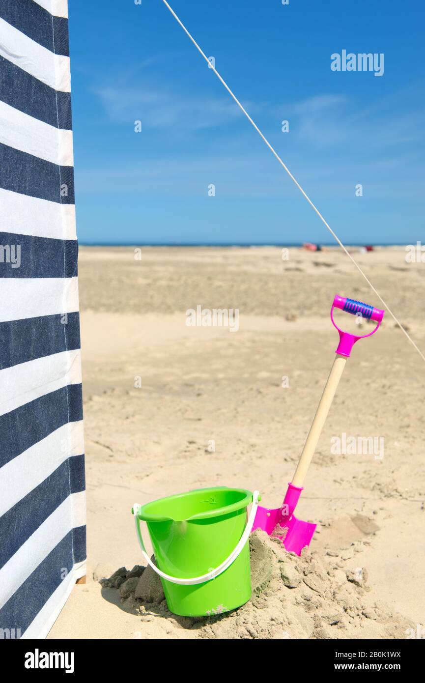 Striped wind break at the beach Stock Photo - Alamy