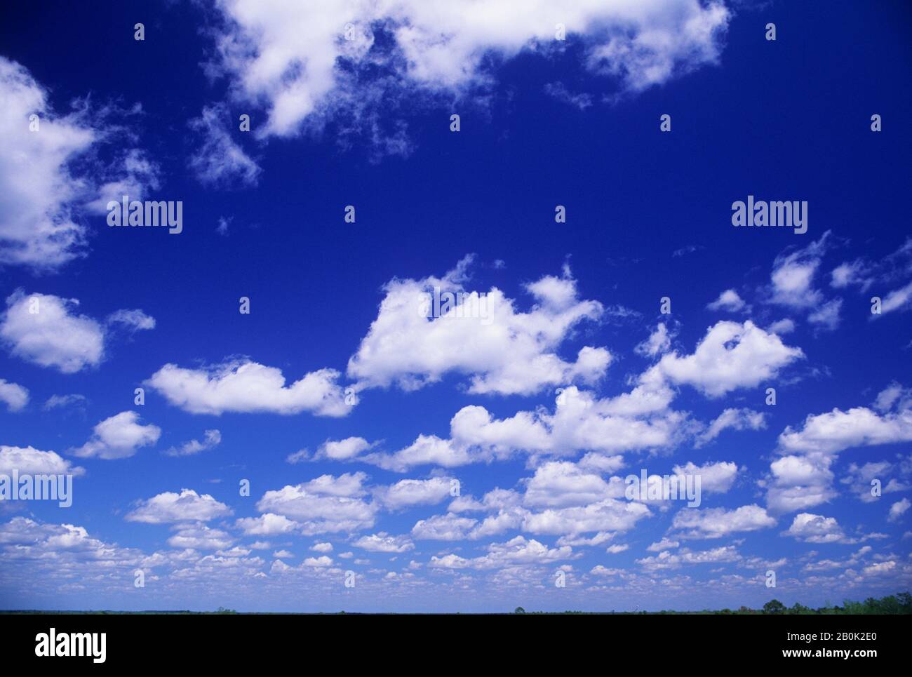 FLUFFY WHITE CLOUDS WITH BLUE SKY IN BACKGROUND Stock Photo - Alamy