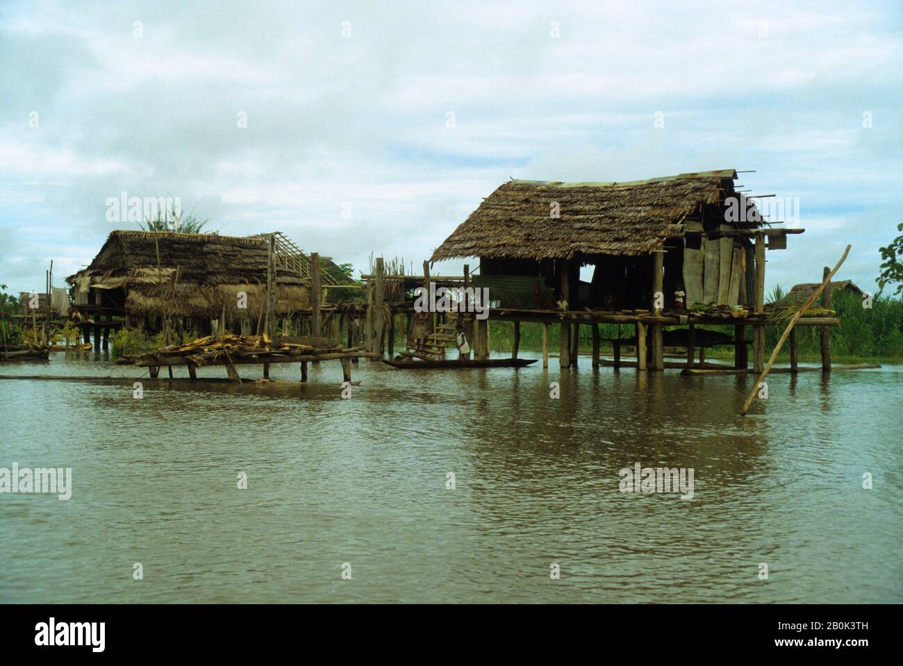 PAPUA NEW GUINEA, SEPIK RIVER, HOUSES BUILT ON STILTS FOR PROTECTION ...