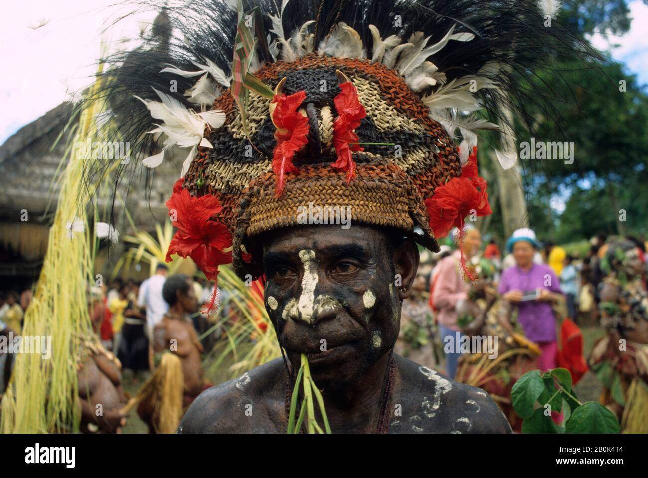 Traditional dress papua new guinea hi-res stock photography and images ...
