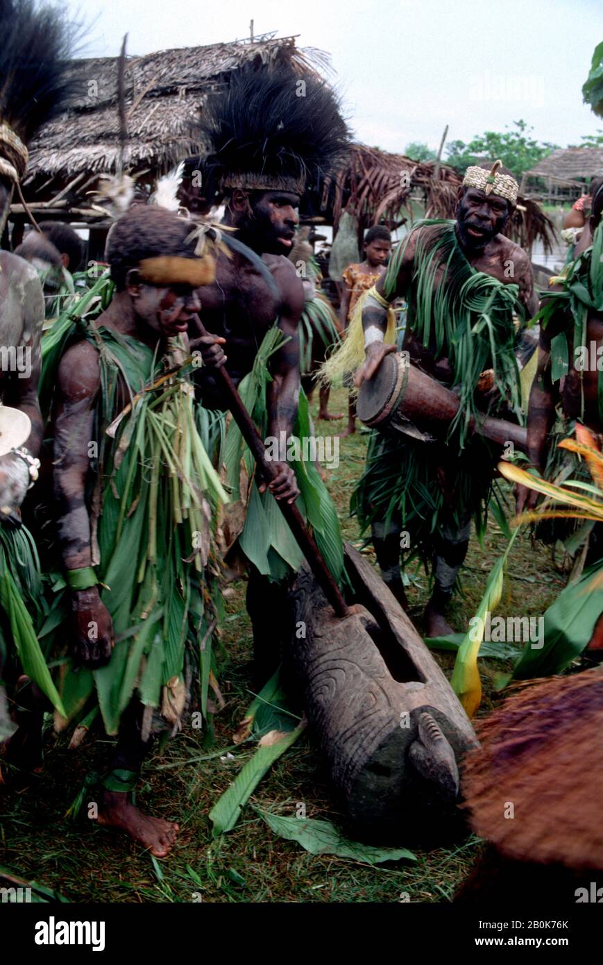 PAPUA NEW GUINEA, SEPIK RIVER, VILLAGE SING-SING, (TRADITIONAL DANCE ...