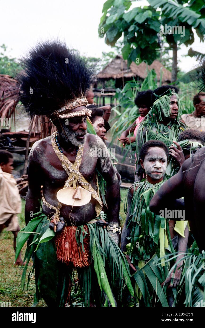 PAPUA NEW GUINEA, SEPIK RIVER, VILLAGE SING-SING, (TRADITIONAL DANCE ...
