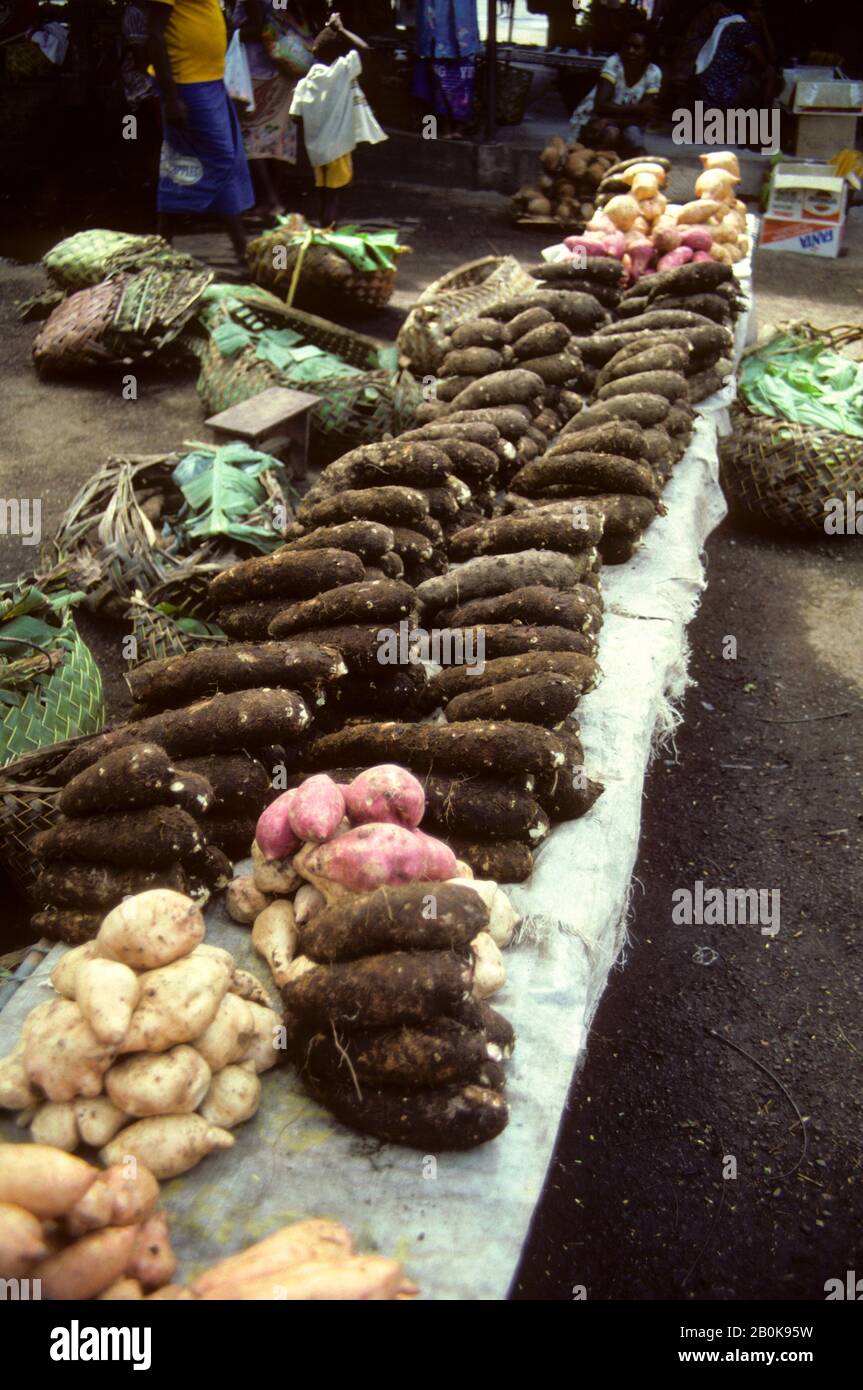 PAPUA NEW GUINEA, RABAUL, NEW BRITAIN ISLAND, LOCAL MARKET WITH ...