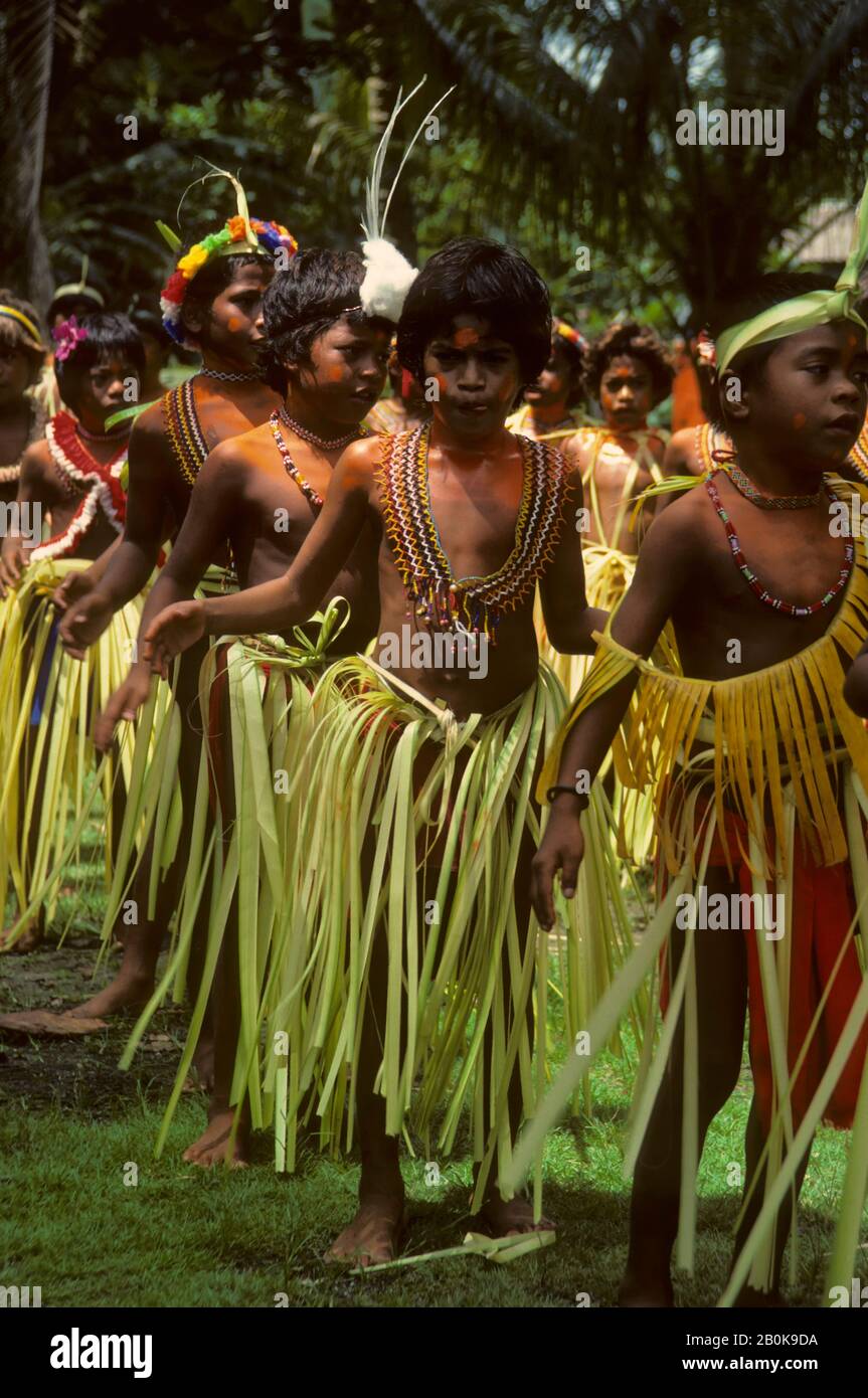 MICRONESIA, CAROLINE ISLS. PULAP ISLAND, NATIVE BOYS PERFORMING ...