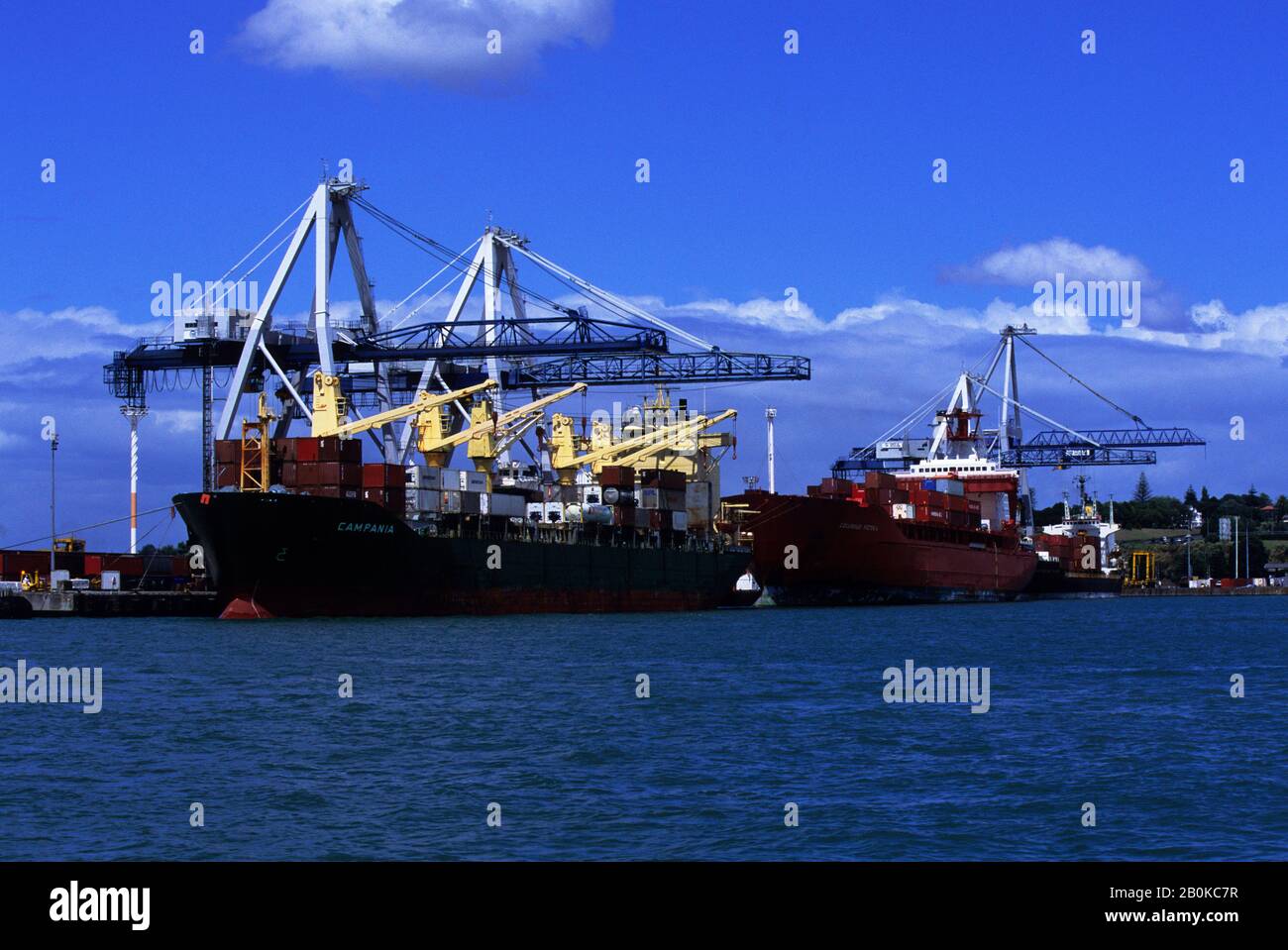 NEW ZEALAND, NORTH ISLAND, AUCKLAND, VIEW OF PORT, CONTAINER SHIPS ...