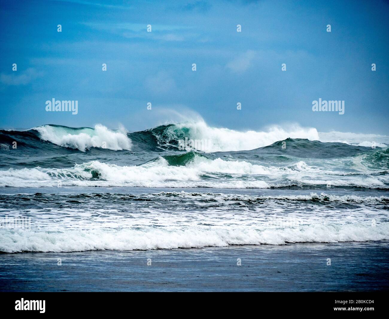 Big waves on the north shore of Oahu with aquamarine seas, white foam ...