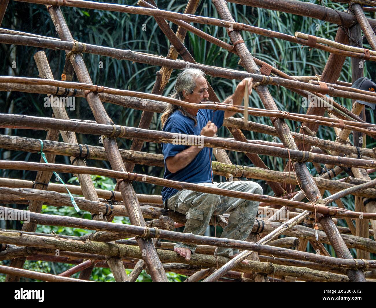 Building a traditional Hawaiian structure from bamboo at Waimea ...