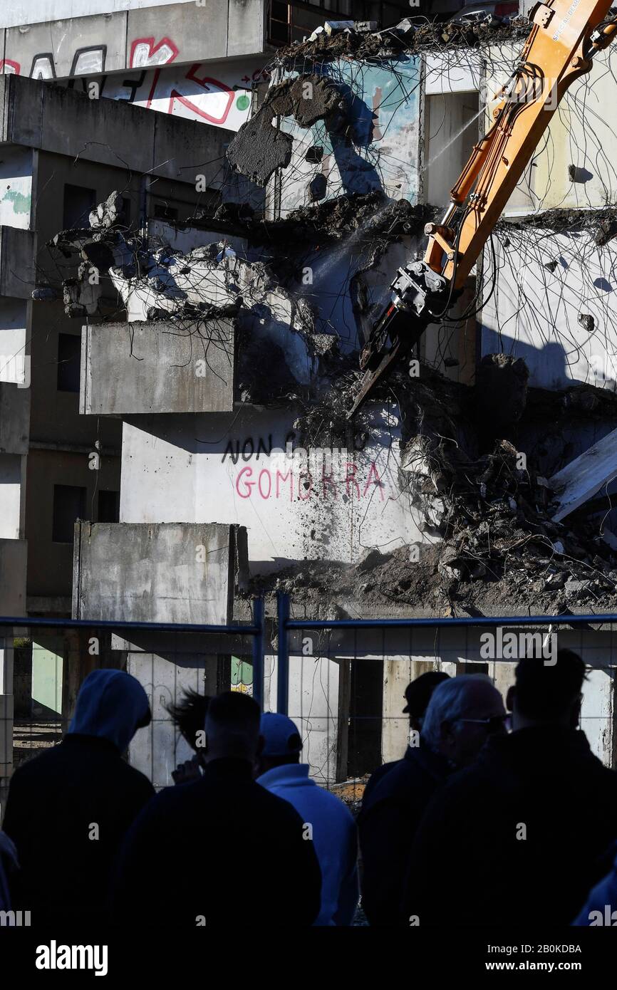 Naples historic day for the district of Scampia, down the symbol of ...