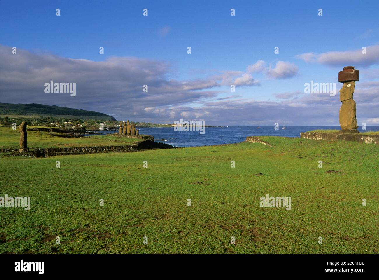 CHILE, EASTER ISLAND, HANGA ROA, AHU TAHAI, MOAI STATUE Stock Photo - Alamy