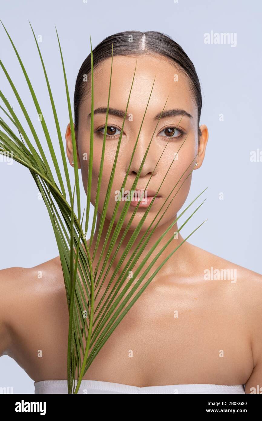 Girl palm leaf hi-res stock photography and images - Alamy