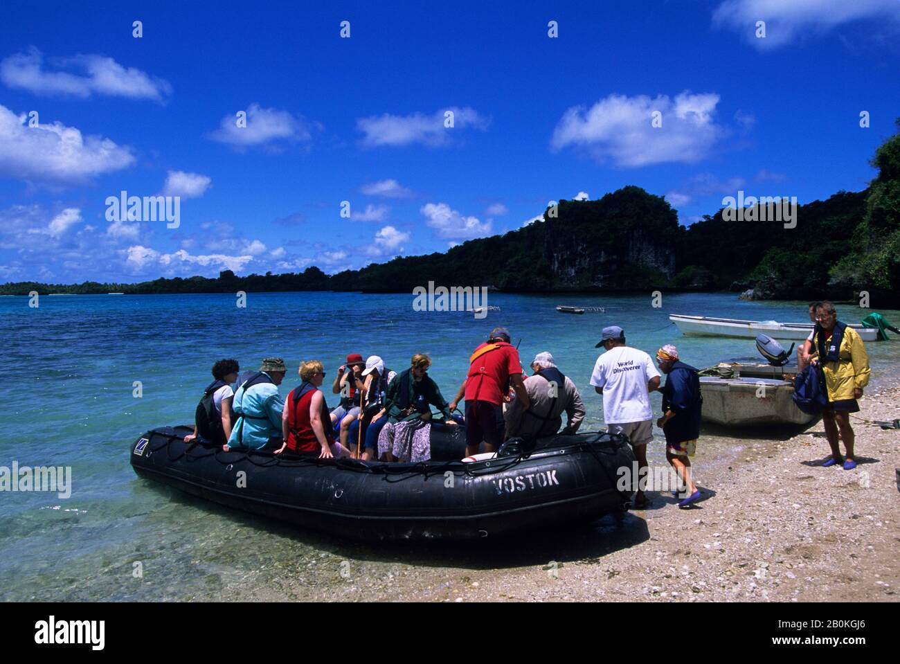 FIJI, LAU GROUP, FULANGA ISLAND, LAGOON, TOURISTS LANDING ON BEACH IN ...