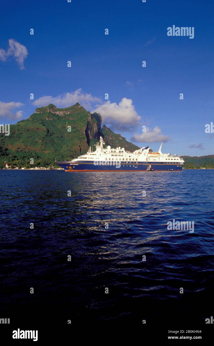 FRENCH POLYNESIA, SOCIETY ISLANDS, BORA BORA, MS WORLD DISCOVERER AT ...