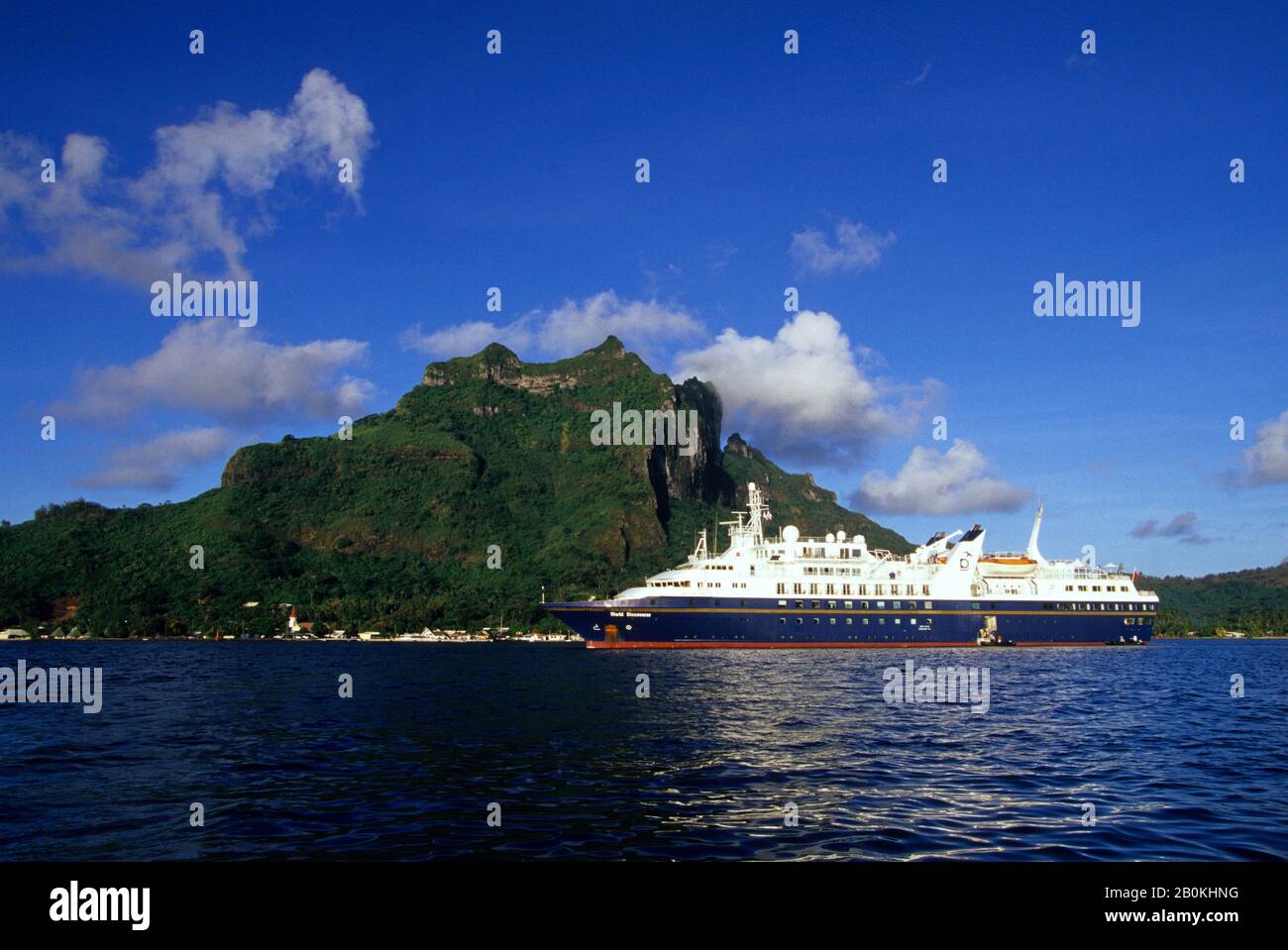 FRENCH POLYNESIA, SOCIETY ISLANDS, BORA BORA, MS WORLD DISCOVERER AT ...