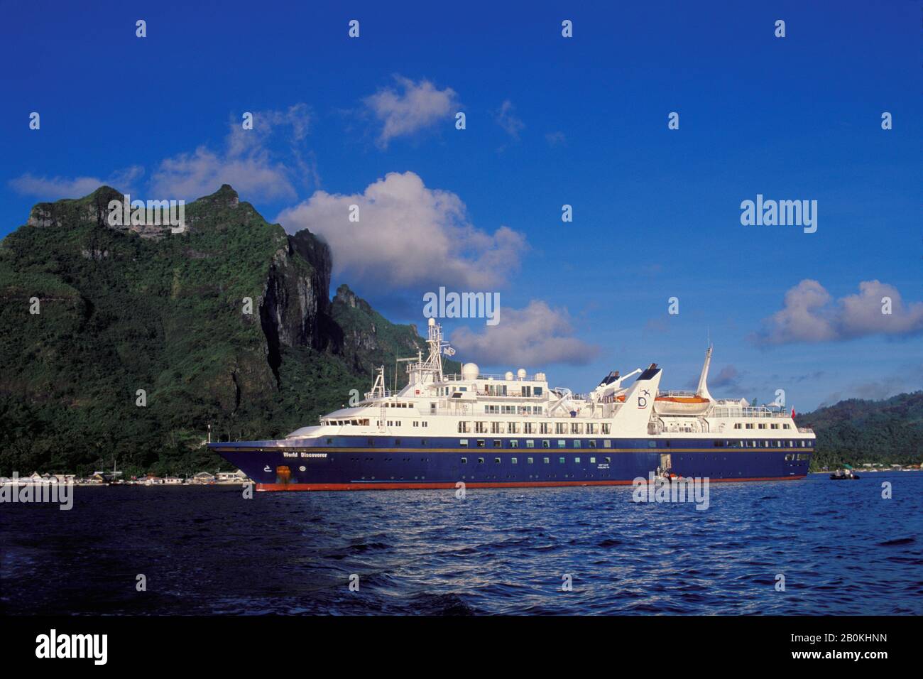 Ms world discoverer cruise ship hi-res stock photography and images - Alamy