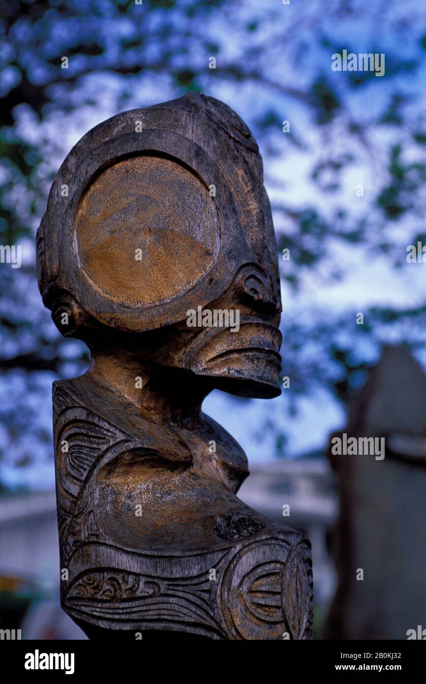 FRENCH POLYNESIA, SOCIETY ISLANDS, HUAHINE, FARE VILLAGE, STREET SCENE ...
