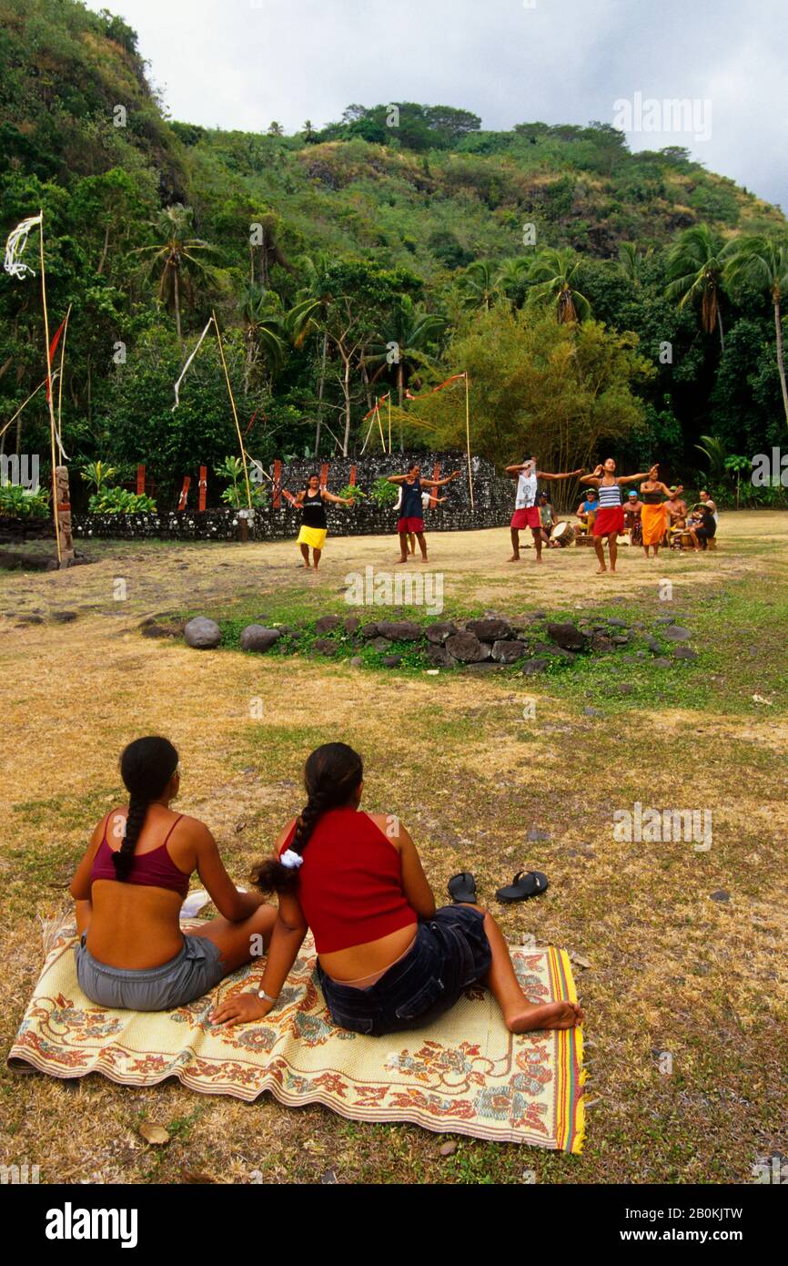 FRENCH POLYNESIA, SOCIETY ISLANDS, TAHITI, MARAE ARAHURAHU, LOCAL ...