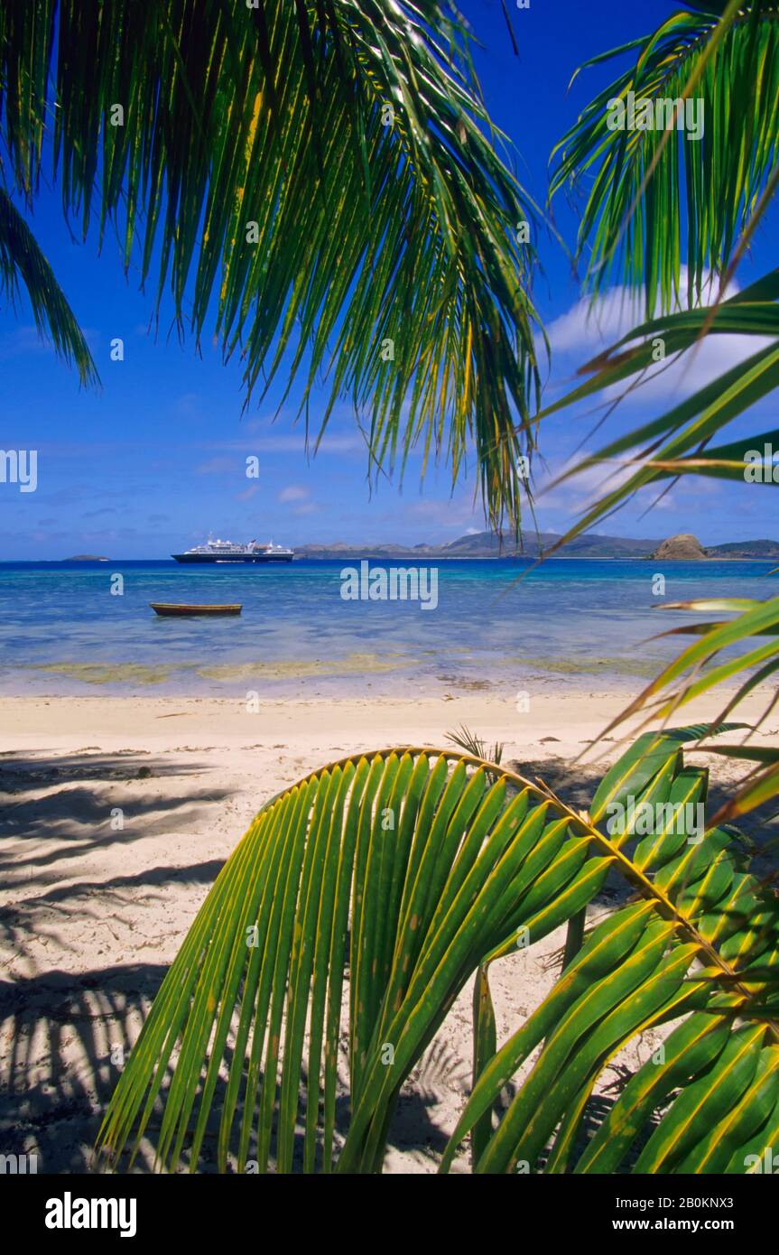 FIJI, YASAWA GROUP, SAWA-I-LAU ISLAND, EXPEDITION CRUISE SHIP M/S WORLD ...