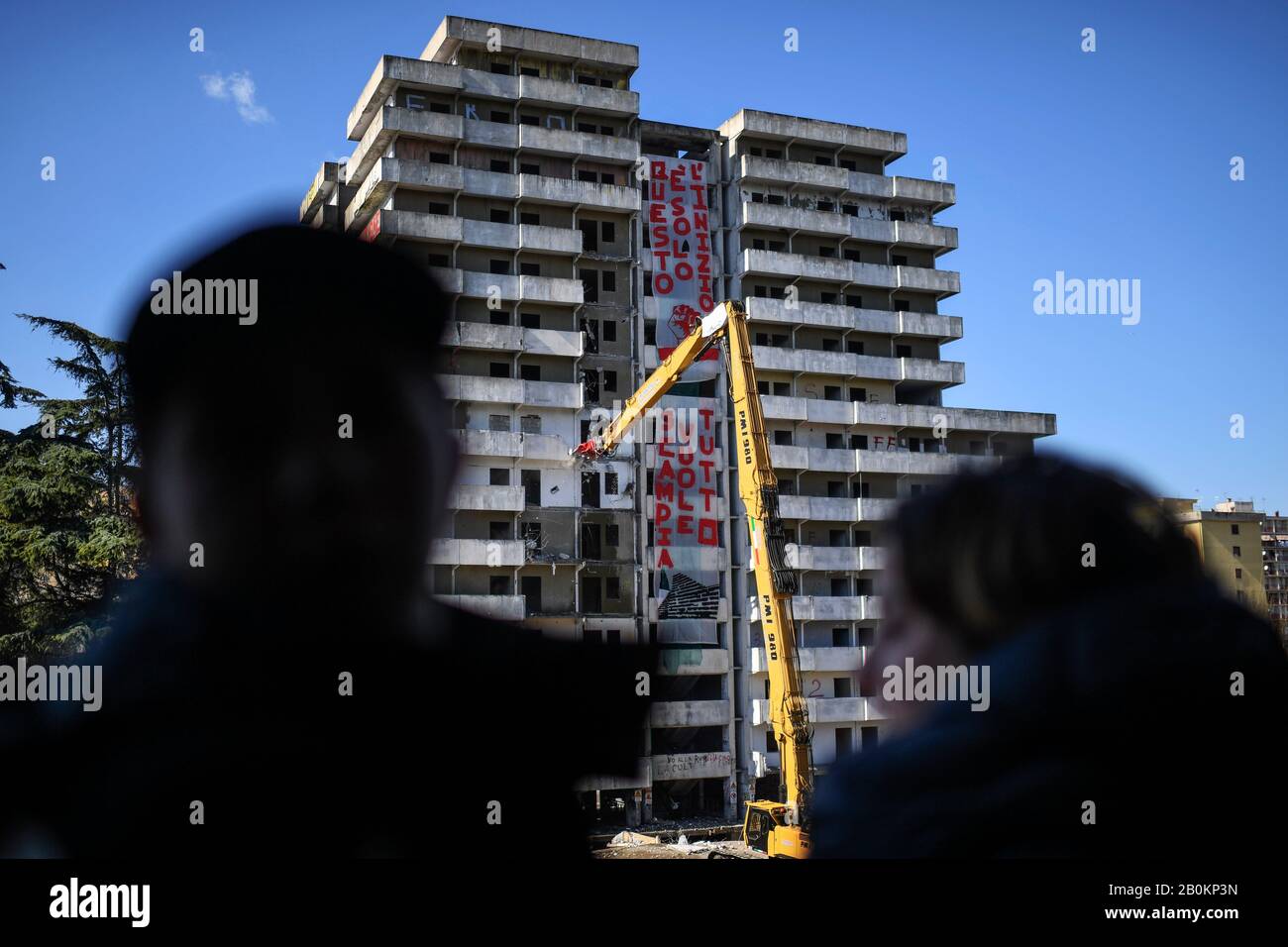 Naples, historical day for the Scampia district, down the symbol of ...