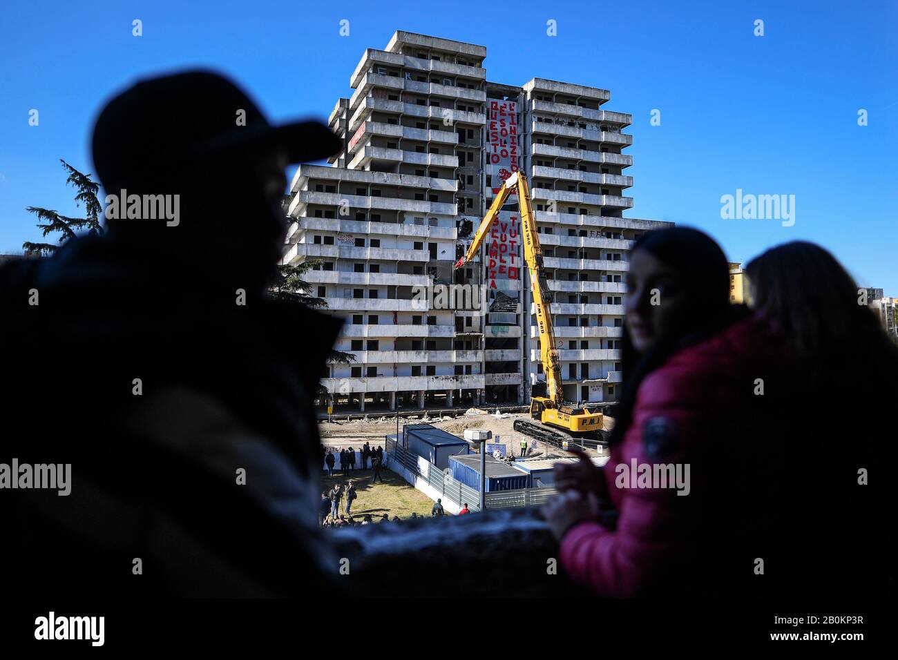 Naples, historical day for the Scampia district, down the symbol of ...