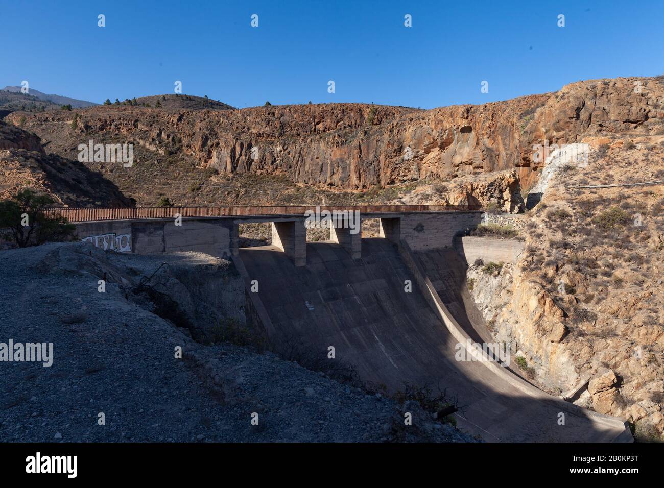 Reservoir dam channel islands hi-res stock photography and images - Alamy