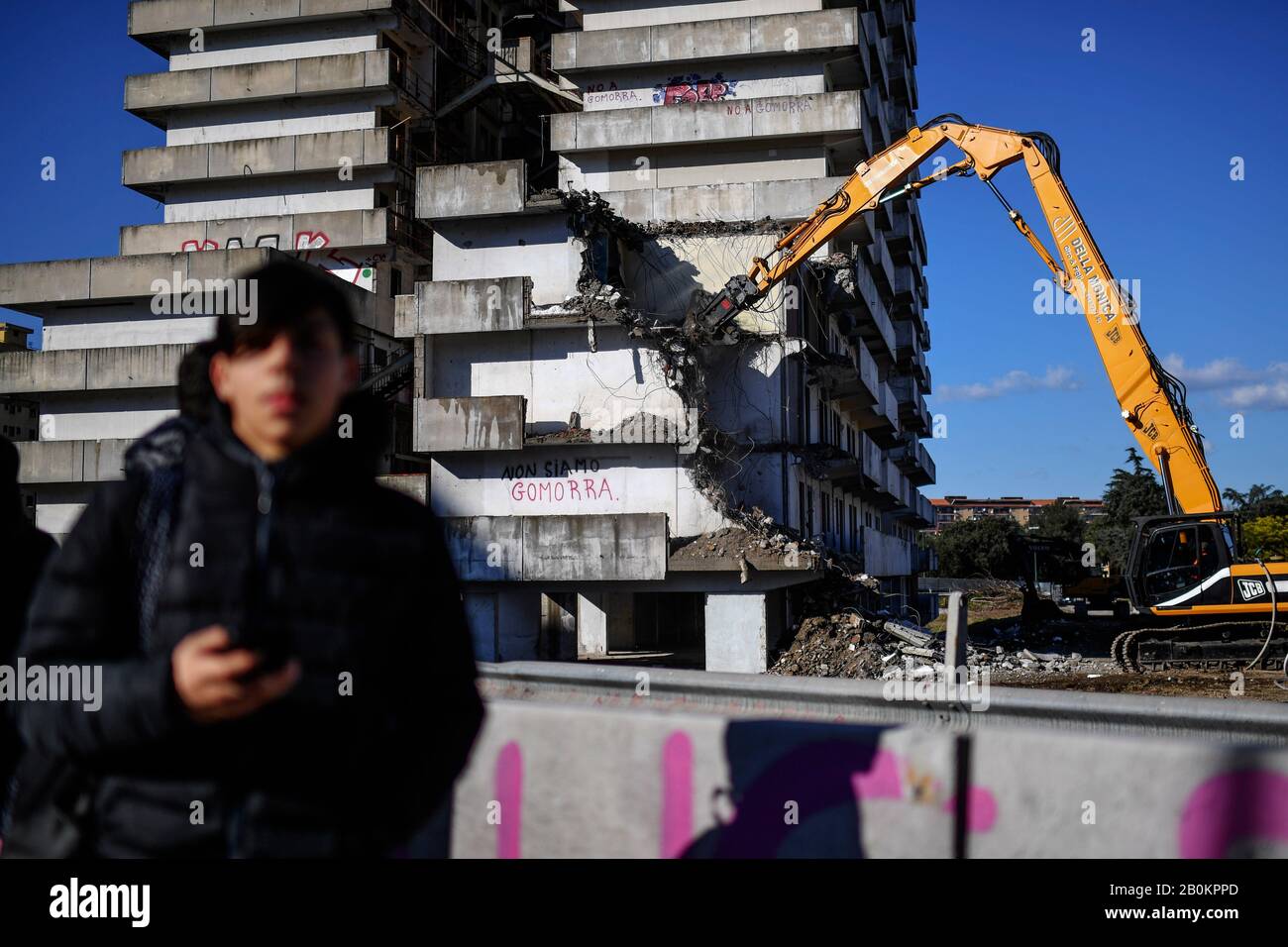 Naples, historical day for the Scampia district, down the symbol of ...