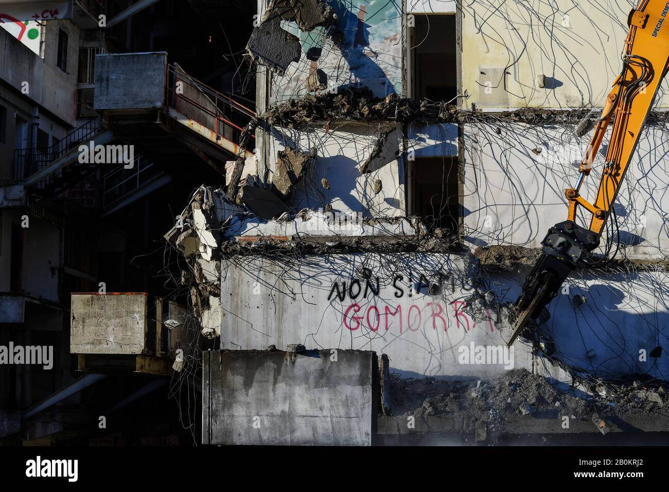 Naples, historical day for the Scampia district, down the symbol of ...