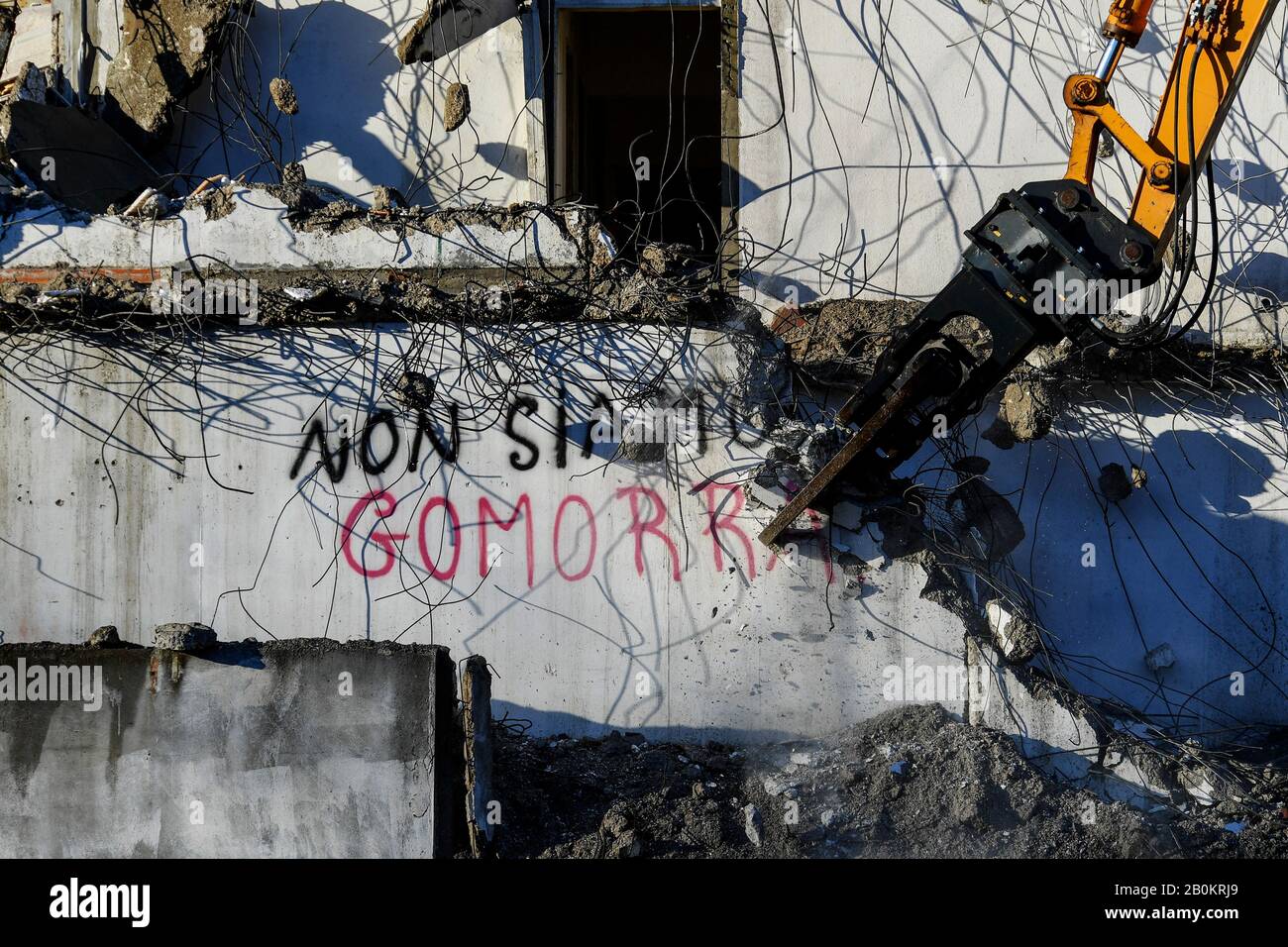 Naples, historical day for the Scampia district, down the symbol of ...