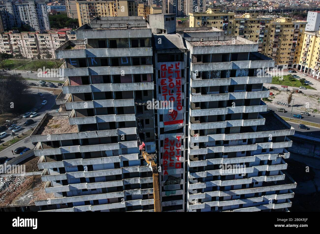 Naples, historical day for the Scampia district, down the symbol of ...