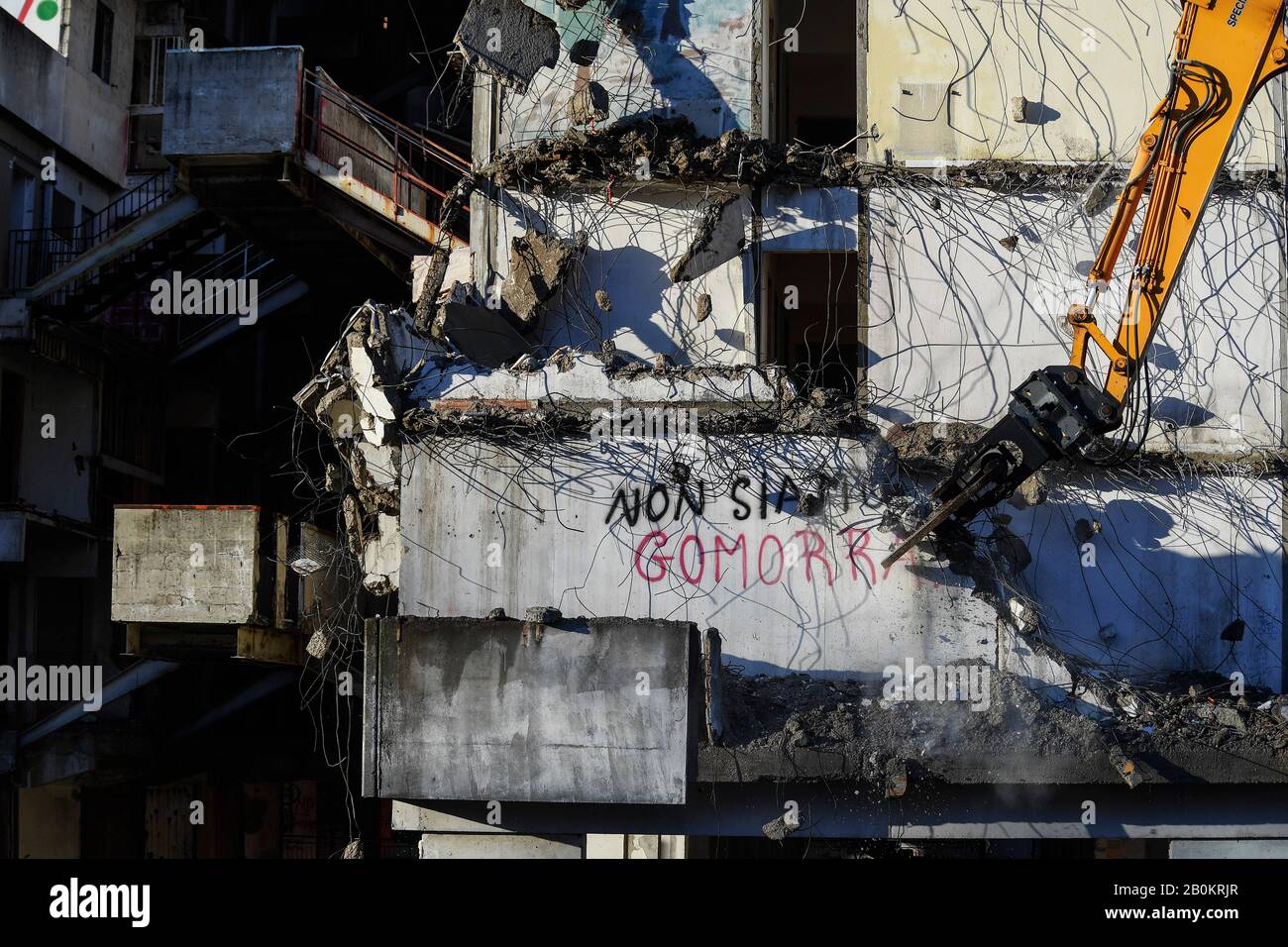 Naples, historical day for the Scampia district, down the symbol of ...