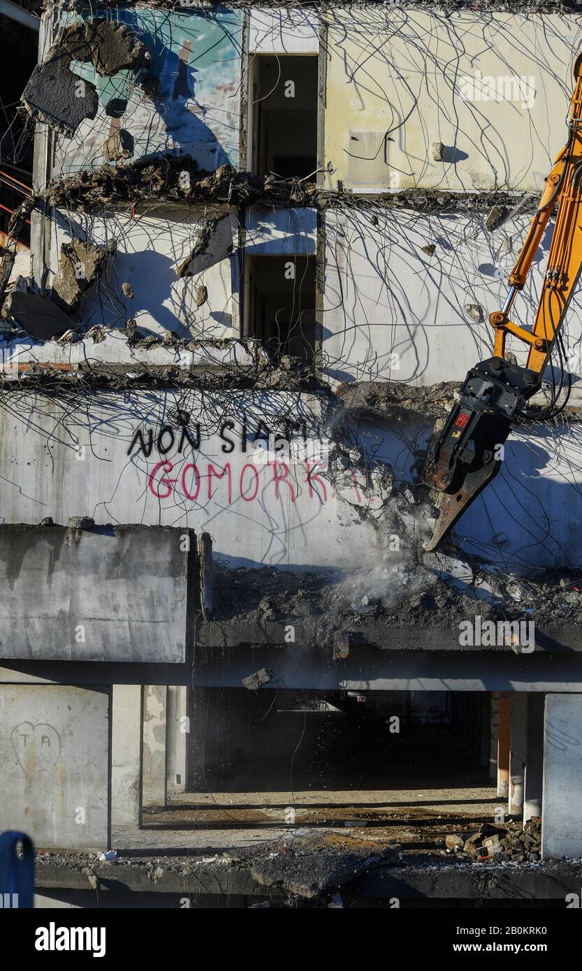 Naples, historical day for the Scampia district, down the symbol of ...