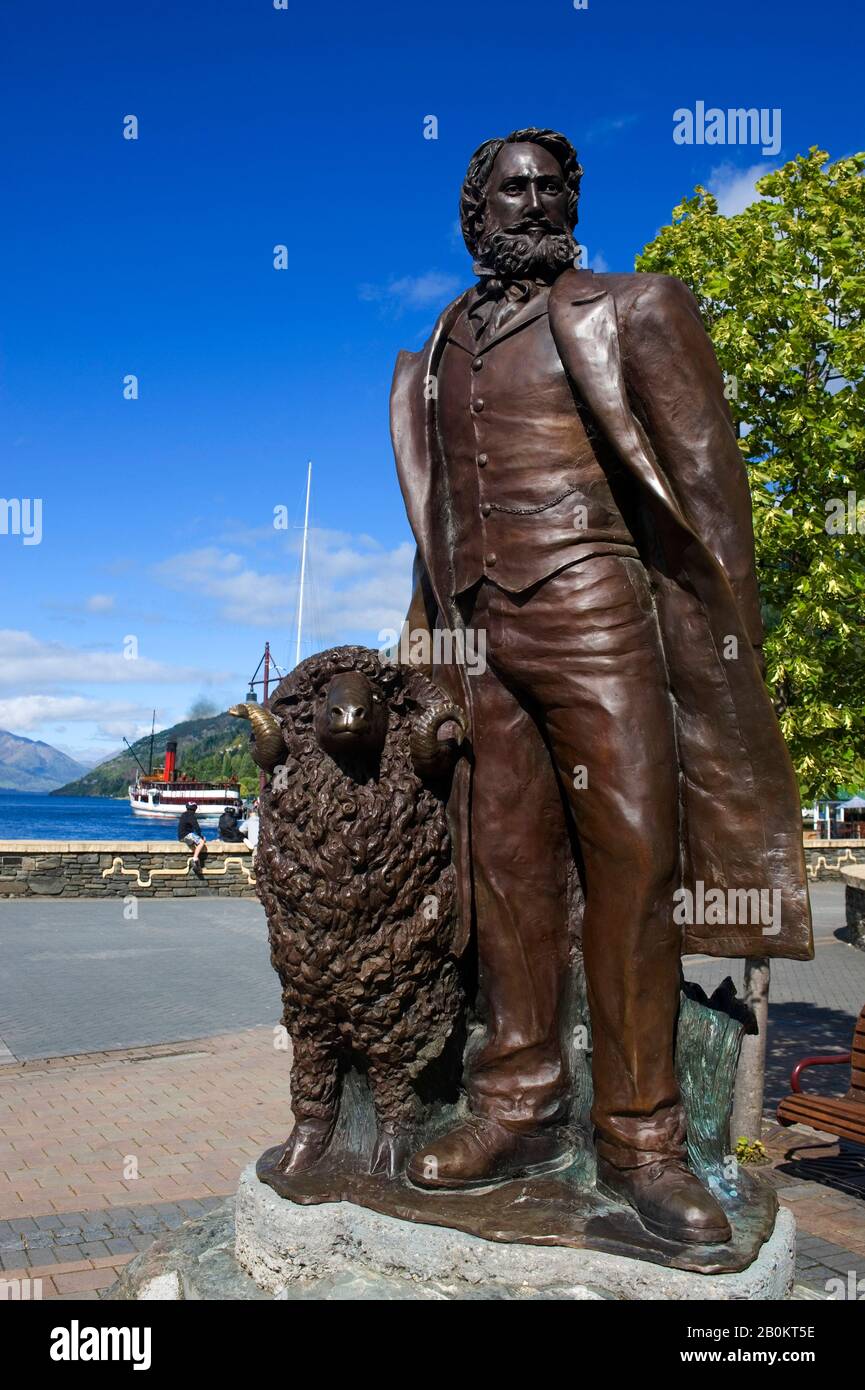 NEW ZEALAND, OCEANIA, SOUTH ISLAND, QUEENSTOWN, STREET SCENE, STATUE OF ...