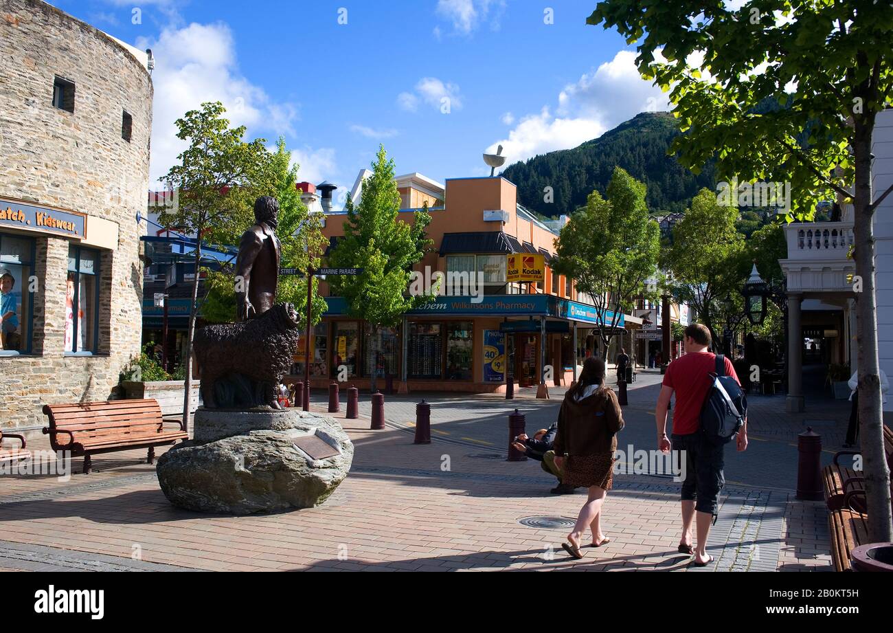 NEW ZEALAND, OCEANIA, SOUTH ISLAND, QUEENSTOWN, STREET SCENE Stock ...