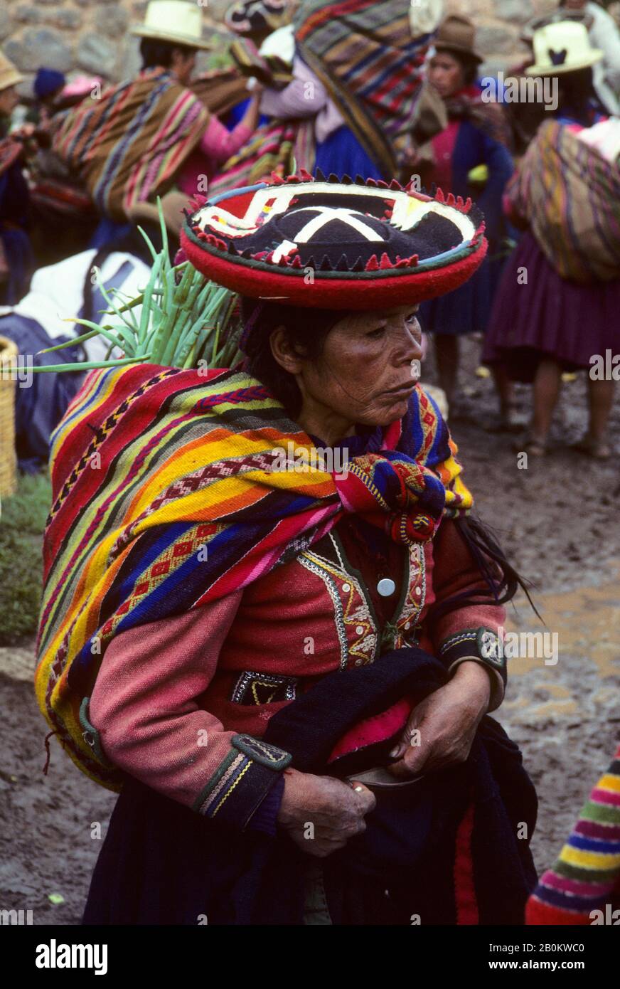 PERU, CHINCHERO, INDIAN WOMAN IN TRADITIONAL DRESS SHOPPING AT LOCAL ...