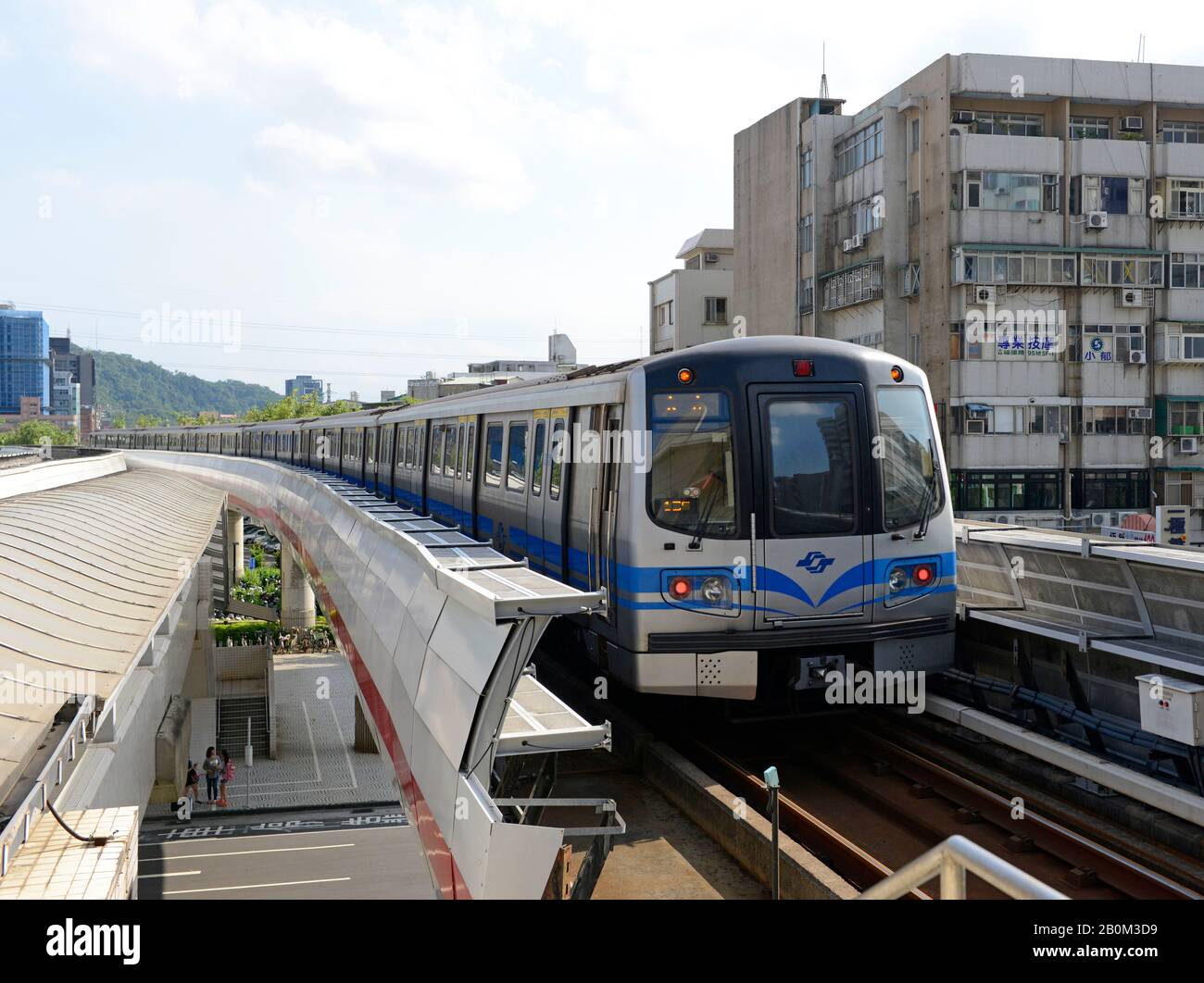 A metro train departs from a station in Taipei, Taiwan Stock Photo - Alamy