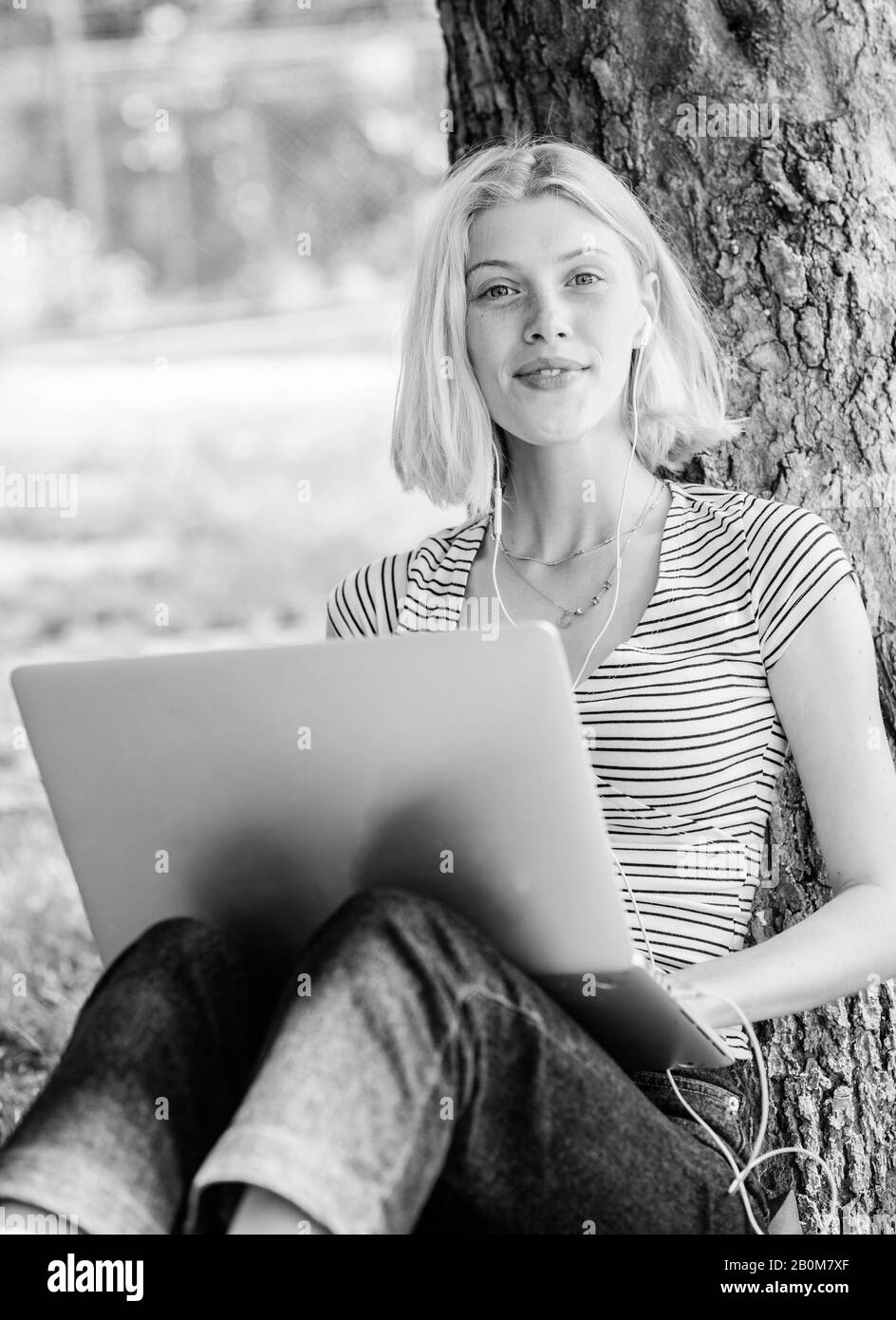 Relaxed work environment hi-res stock photography and images - Alamy