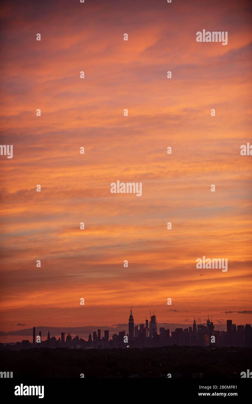 New york city skyline from far away hi-res stock photography and images ...