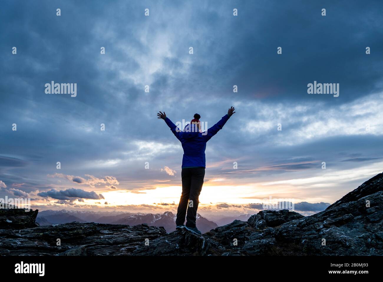 Overlooking mountains hi-res stock photography and images - Alamy