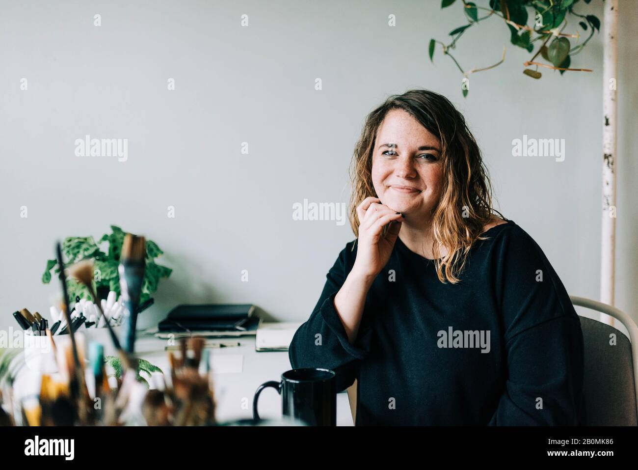 Photo of artist hi-res stock photography and images - Alamy