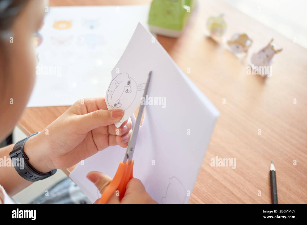 Child cutting paper hi-res stock photography and images - Alamy