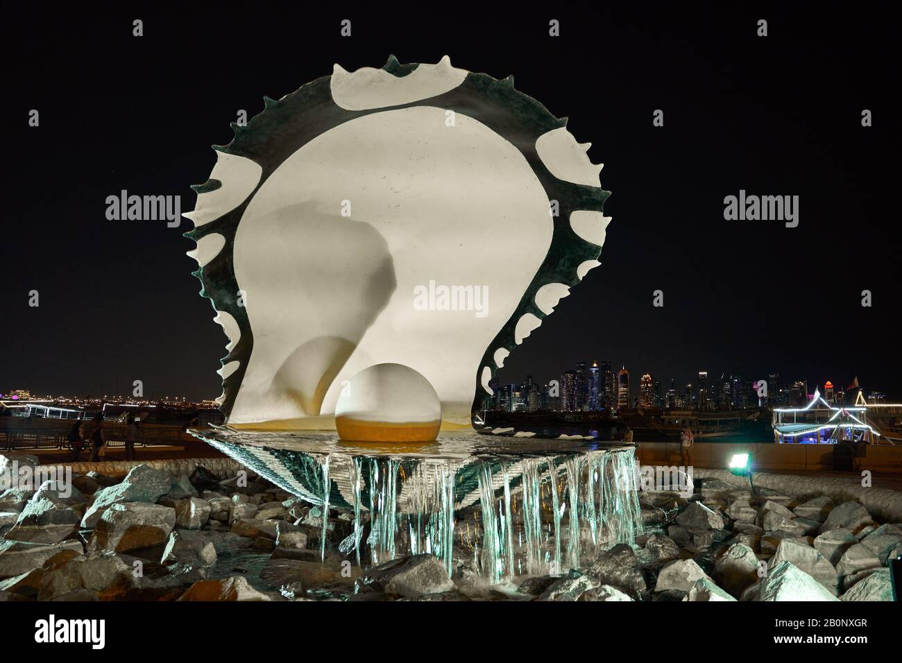 Doha ,Qatar -December 26 , 2019 : The Pearl Monument foutain on Doha ...