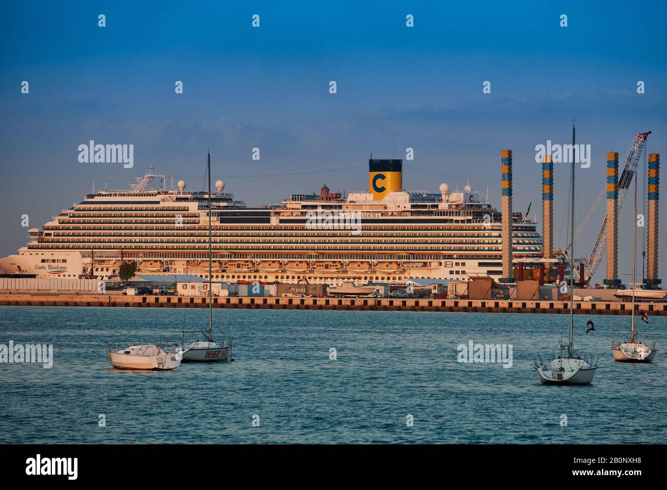 Doha qatar dock hi-res stock photography and images - Alamy