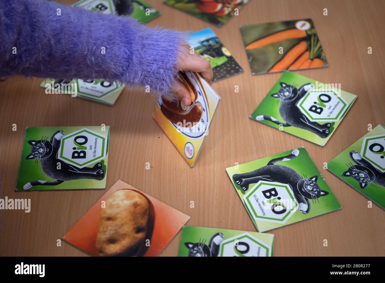 Bremen, Germany. 11th Feb, 2020. A child reaches for a playing card ...