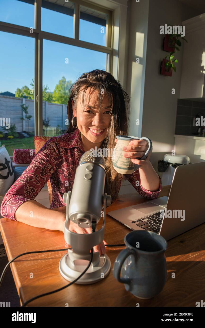 Podcaster hi-res stock photography and images - Alamy