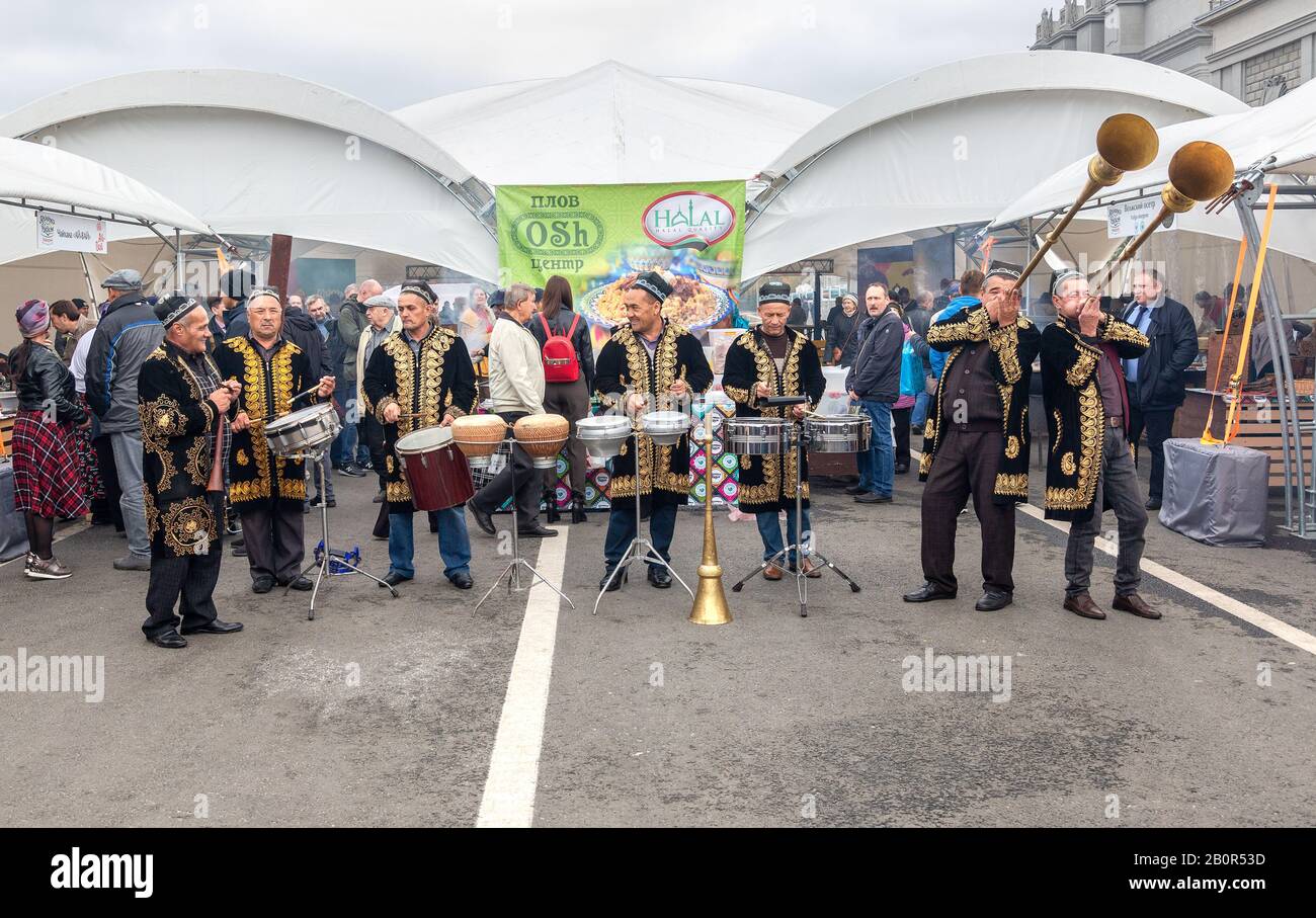 Uzbek national instruments hi-res stock photography and images - Alamy